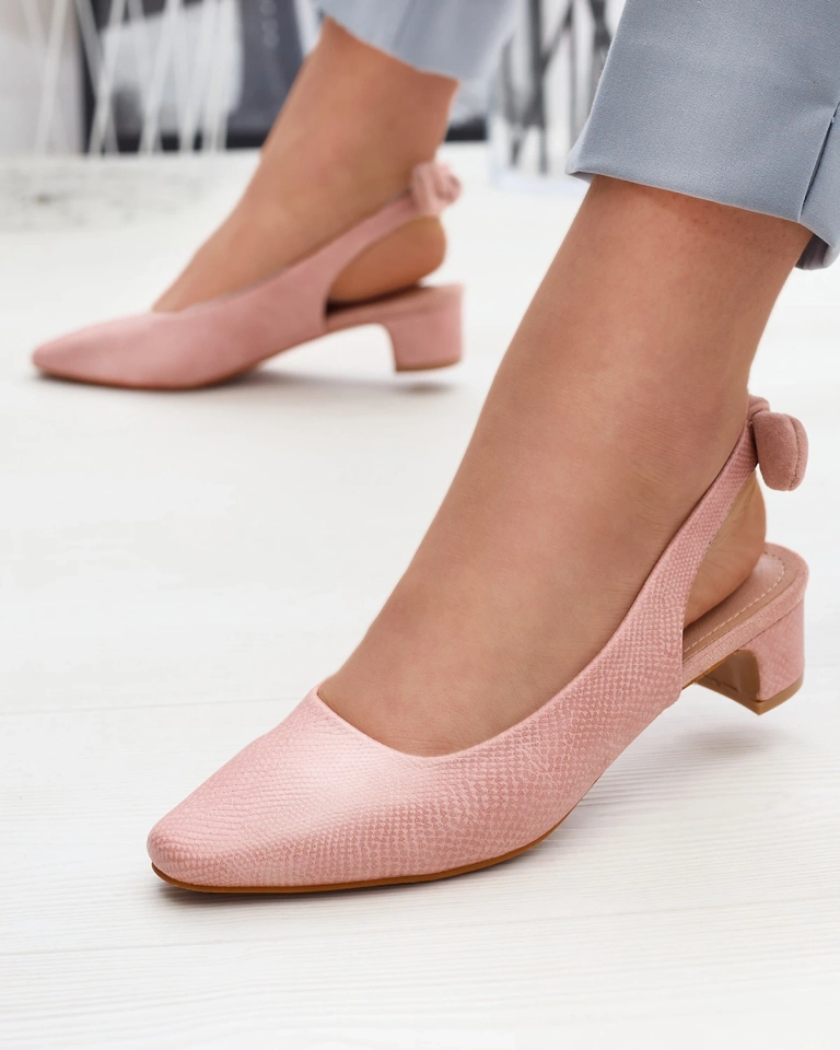 Pantofi de damă îmbrăcați în roz deschis, cu ștanțare și fundiță ...